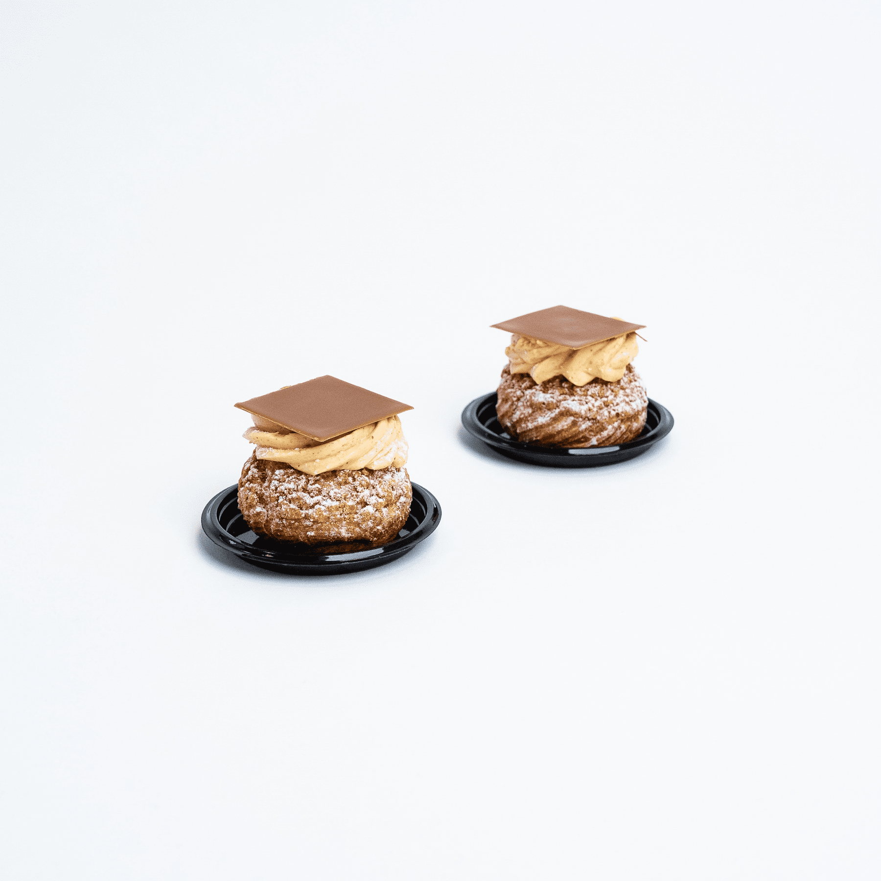 Coupelle plastique ronde noire pour présenter vos gâteaux