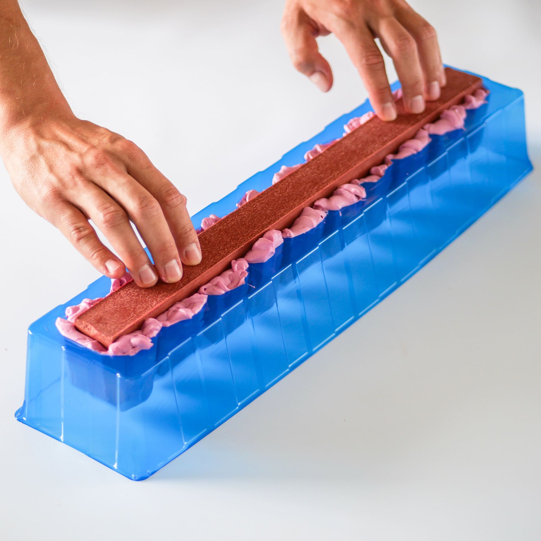 Yule log insert mold in rigid thermoformed plastic