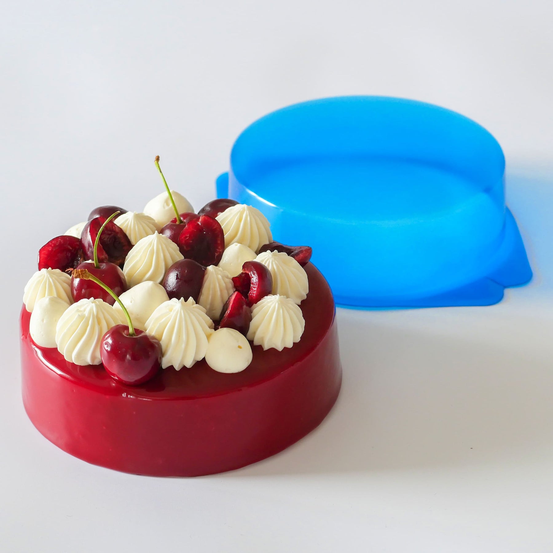 Tear-away plastic molds for round desserts